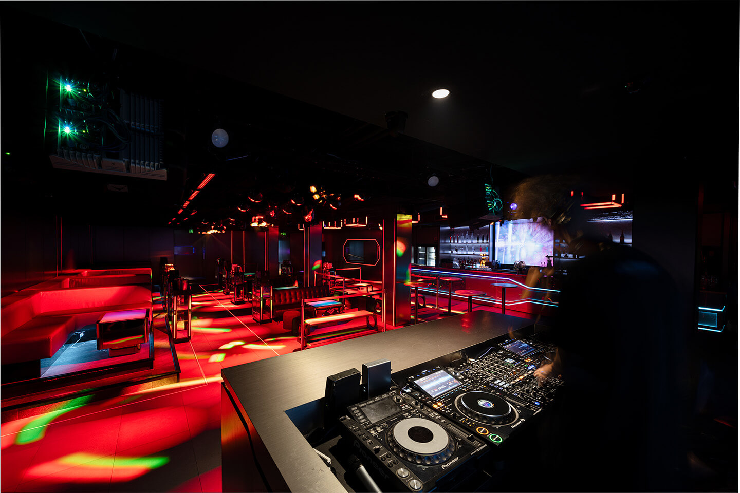 Cyberpunk Night Club – Studio Hiyaku