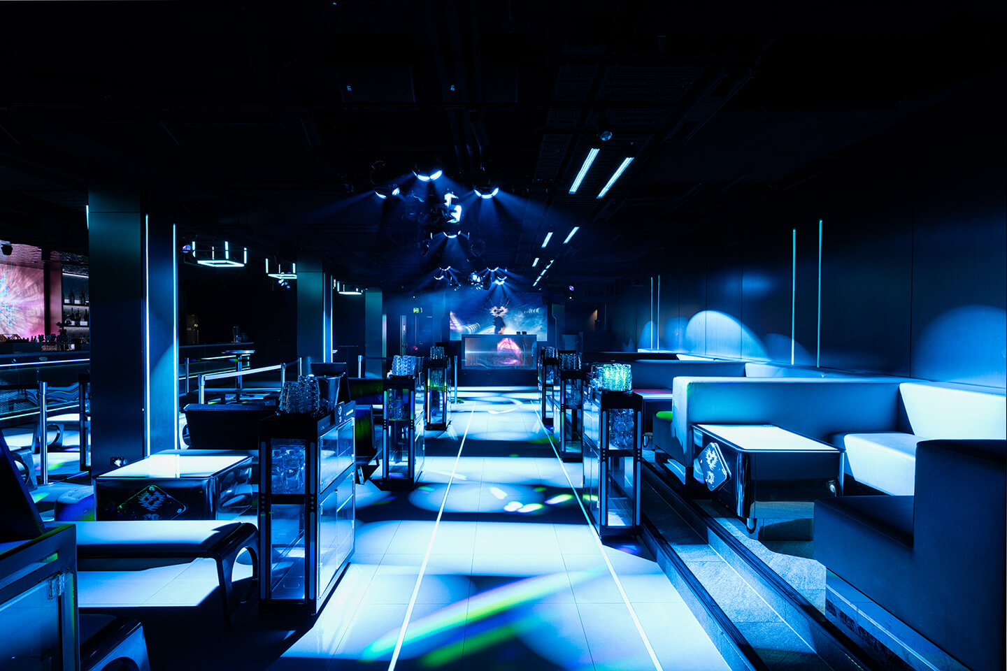 Cyberpunk Night Club – Studio Hiyaku